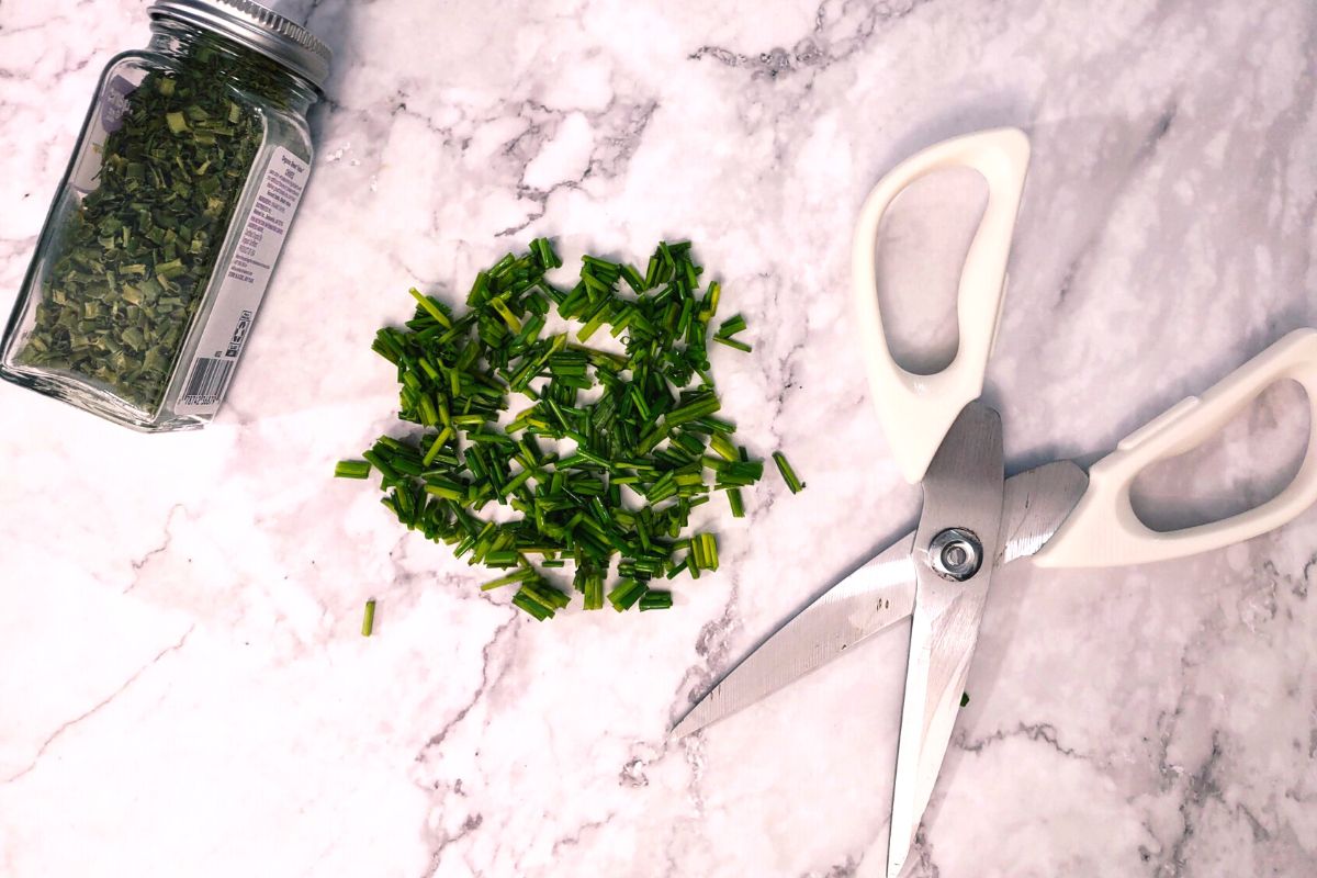 How to Dry Fresh Chives in the Microwave - Easy Guide - Dinners Done Quick