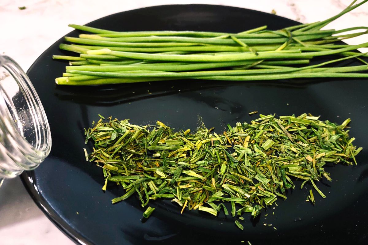 How to Dry Chives in the Air Fryer: Easy Herb Dehydration - Dinners ...