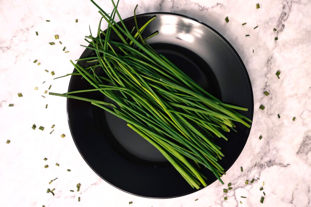 How to Dry Chives in the Air Fryer: Easy Herb Dehydration - Dinners ...
