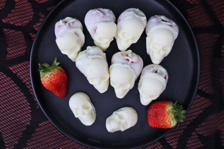 Chocolate Covered Strawberry Skulls: Halloween Treat! - Dinners Done Quick