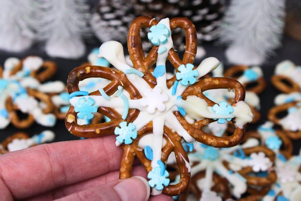 Snowflake Pretzels: No Bake Chocolate Holiday Recipe! - Dinners Done Quick
