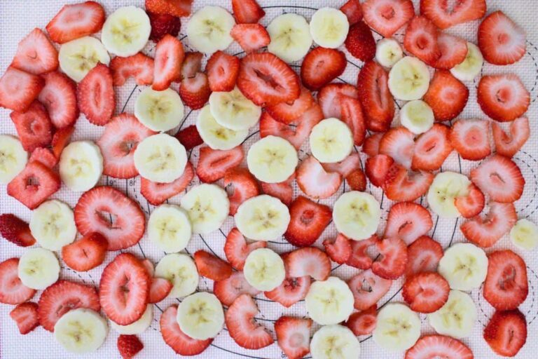 Strawberry Banana Bark: 4 Ingredient Sweet Treat Recipe! - Dinners Done ...