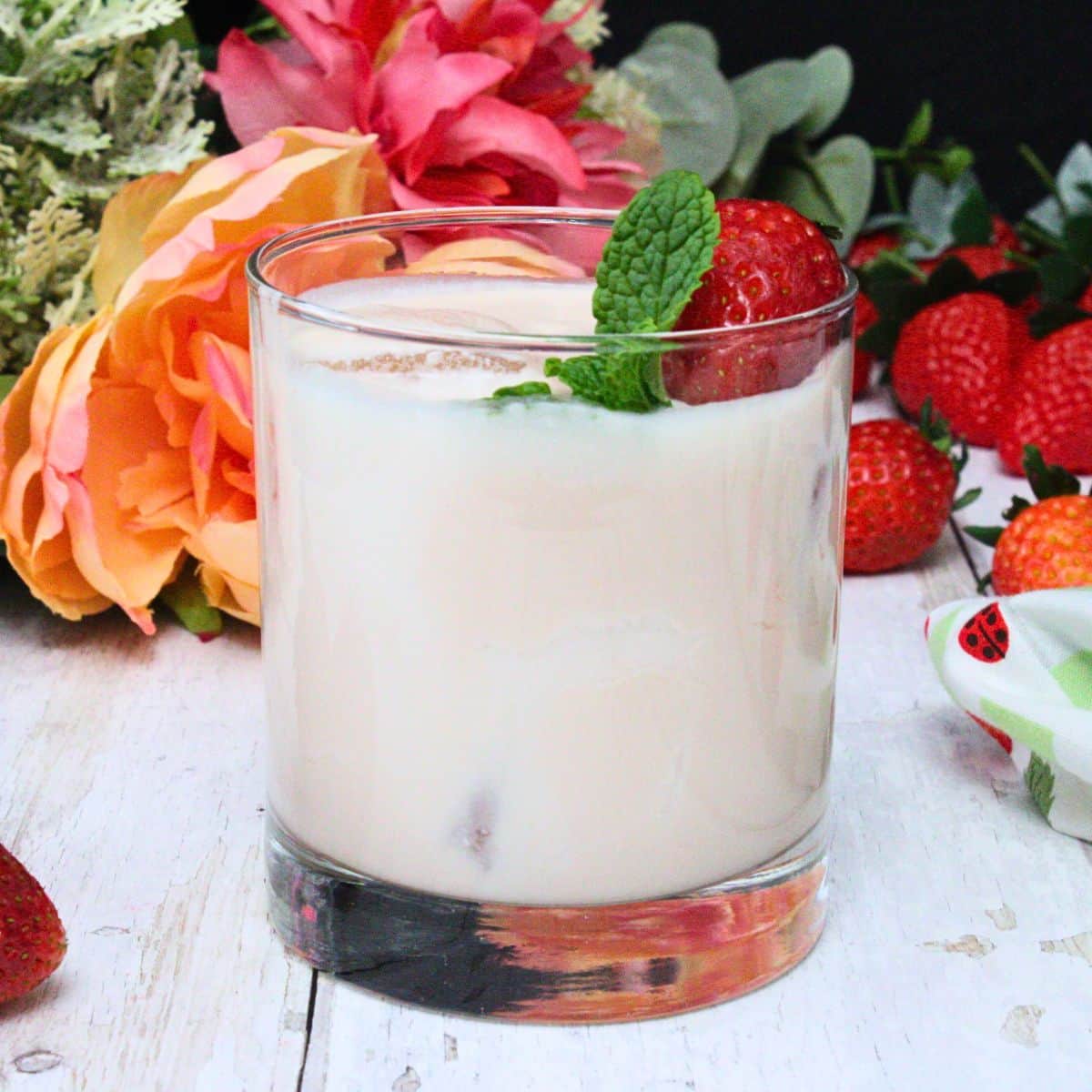 Perfect Classic White Russian: Easy 3 Ingredient Cocktail - Dinners ...