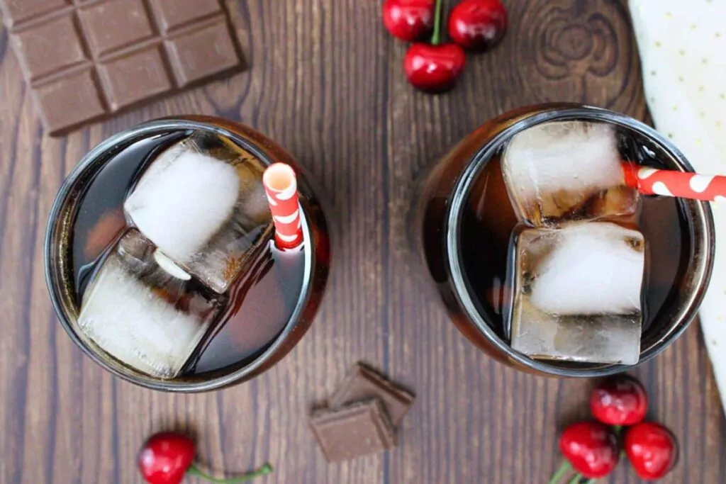 Crown Royal Chocolate and Cherry Coke - Easy Mixed Drink! - Dinners ...